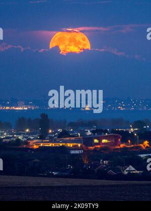 Eastchurch, Kent, UK. 10th Sep, 2022. UK Weather: the full Harvest Moon ...