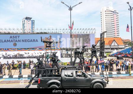 Malaysia Army's anti-terrorist special force commandos on assault ...