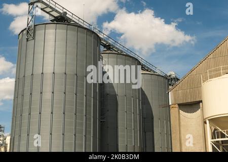 Steel tank containing food products. Grain silo Stock Photo - Alamy