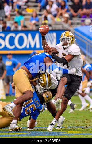 UCLA Bruins defensive lineman Grayson Murphy (12) rushes the edge ...