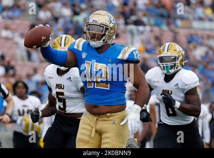 UCLA Bruins defensive lineman Grayson Murphy (12) rushes the edge ...