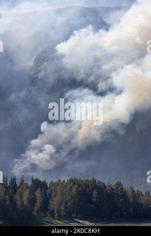 BC Forest Fire and Smoke over the mountain near Hope Stock Photo - Alamy