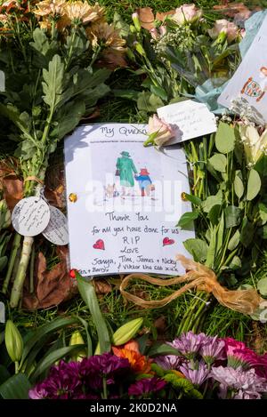 A drawing of Queen Elizabeth II and Paddington Bear by the gates of St ...