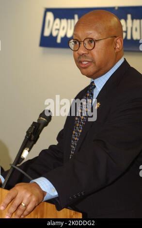 Secretary Alphonso Jackson with HUD Field Office staff in New Orleans ...