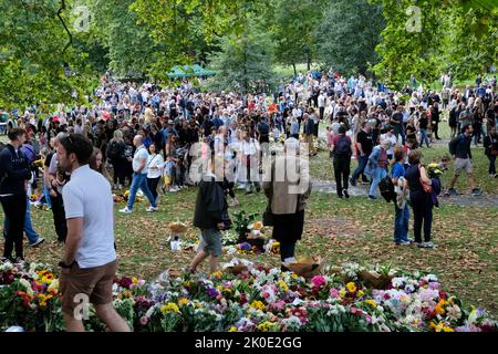 Green Park, London, UK. 11th Sept 2022. Mourning the death of Queen ...