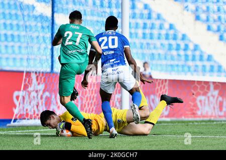 Jong Genk's Mike Penders, Virton's Matteo Perri and Jong Genk's Kelvin ...