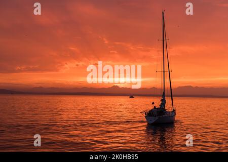 Seattle, USA. 11th Sep, 2022. A beautiful smokey sunset over Elliott ...