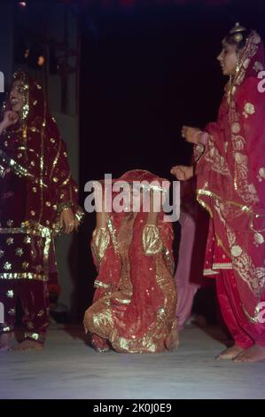Folk Dance, Giddha, Punjab Stock Photo - Alamy