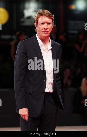 Sam Spruell on the red carpet of the premiere Knight of the seven ...