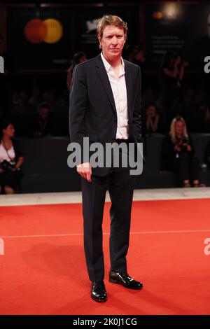 Sam Spruell on the red carpet of the premiere Knight of the seven ...