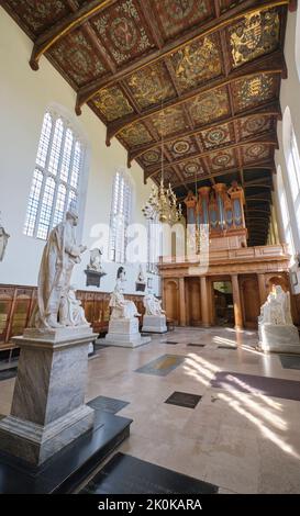 Statues in "Trinity College Chapel" Cambridge Stock Photo - Alamy