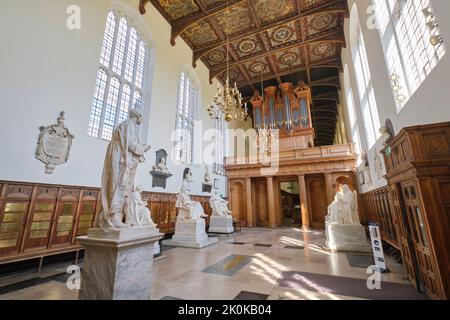 Statues in "Trinity College Chapel" Cambridge Stock Photo - Alamy