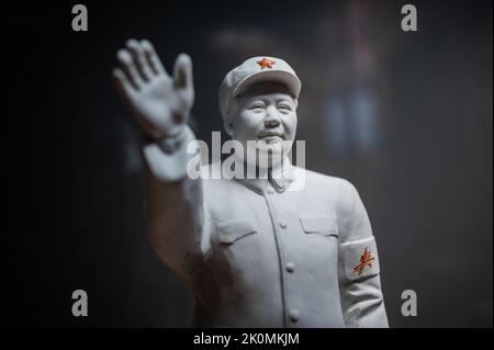 The great leader: statue of Mao Zedong, China, Porcelain. "The Human ...