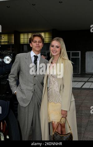 Levin Hotho mit Freundin Lili Hamann bei der Premiere der RTL TV-Serie ...