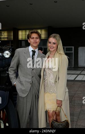 Levin Hotho mit Freundin Lili Hamann bei der Premiere der RTL TV-Serie ...