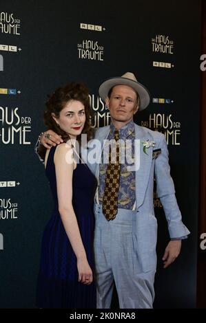 Amy Benkenstein und Alexander Scheer bei der RTL+ Premiere von `Das ...