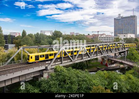 Berlin, Germany. 09th Sep, 2022. The Brandenburg Gate is illuminated in ...