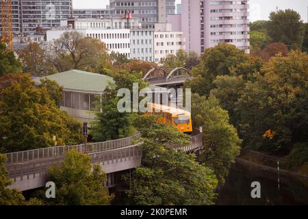 Berlin, Germany. 09th Sep, 2022. The Brandenburg Gate is illuminated in ...