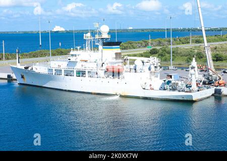 USNS Bruce C Heezen (Pathfinder class oceanographic survey ship ...