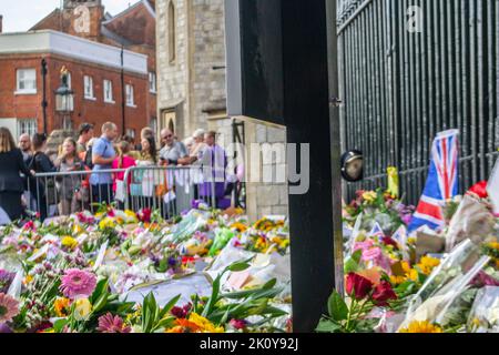 WINDSOR, ENGLAND- 11 September 2022: Mourners approaching Windsor ...