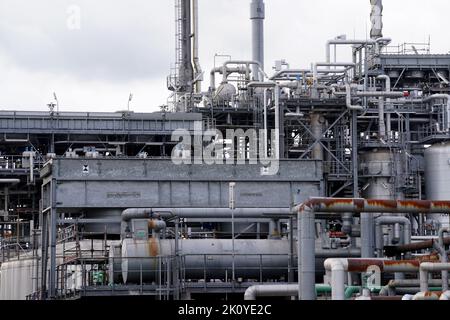 14 September 2022, Hamburg: "Carbon dioxide" is written on a tank at ...