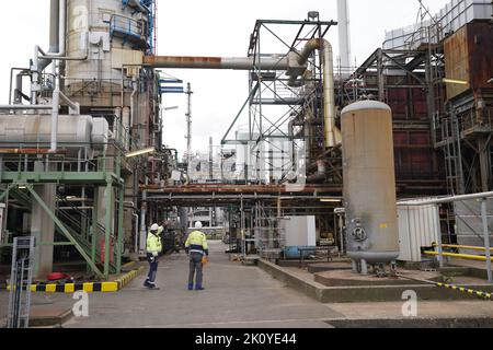 14 September 2022, Hamburg: "Carbon dioxide" is written on a tank at ...