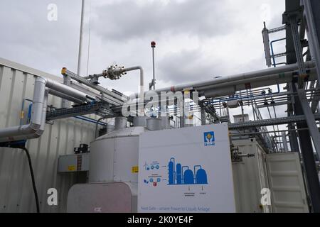14 September 2022, Hamburg: View of the new power-to-liquid ...