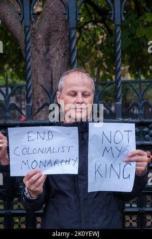 As the Queen's body is being returned back to Buckingham Palace for the ...