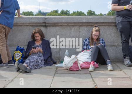London, UK. 14th Sept, 2022. Some of the first people are allowed to ...