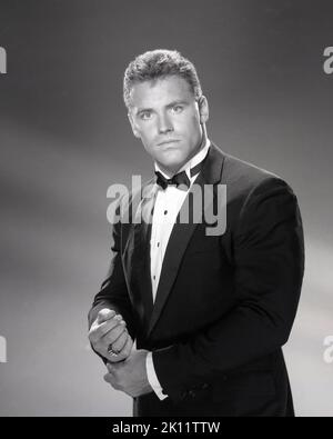 Howie Long poses for a portrait in 1989 in Los Angeles, California ...