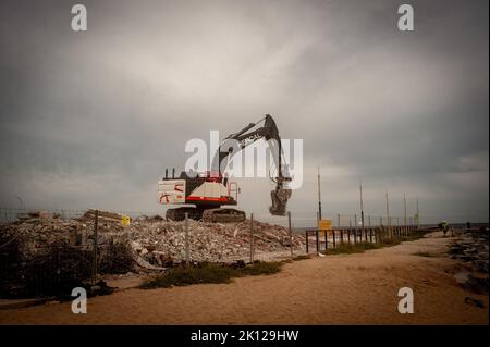Demolition of Boo Beach Club restaurant in La Mar Bella beach of ...