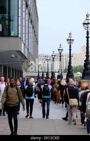 Queue to view the Queen laying in state stretching from Westminster ...