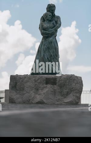 lovers hug statue Stock Photo - Alamy