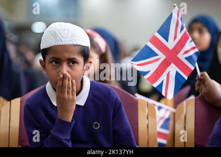School children from London join Muslims from across the UK at Regent's ...