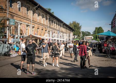 Flohmarkt auf dem RAW Gelände in Berlin-Friedrichshain, Verkausstände ...