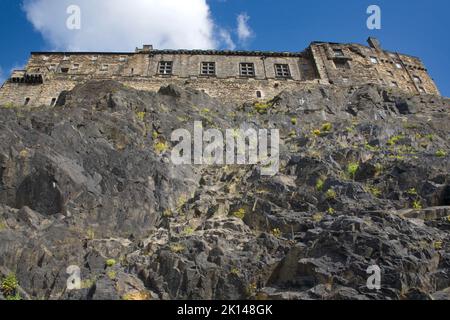 edinburgh castle perched high above the city on a granite cliff Stock ...