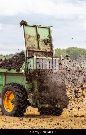Modern agriculture. Muck spreading prior to ploughing Stock Photo - Alamy