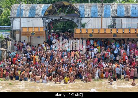 Indian Hindu people do Faithful offer "Tarpan" to the divine for the ...