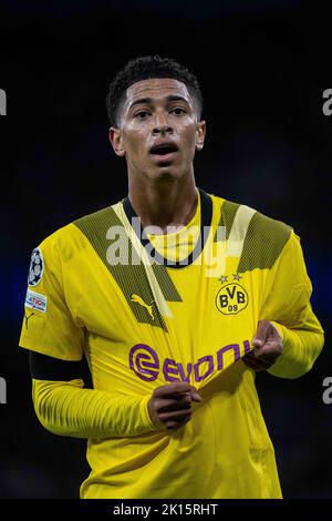 MANCHESTER, ENGLAND - SEPTEMBER 14: Jude Bellingham of Borussia ...