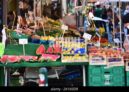 The well-known Brunnenmarkt Market on the Yppenplatz in Vienna Stock ...