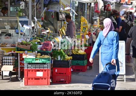 The well-known Brunnenmarkt Market on the Yppenplatz in Vienna Stock ...