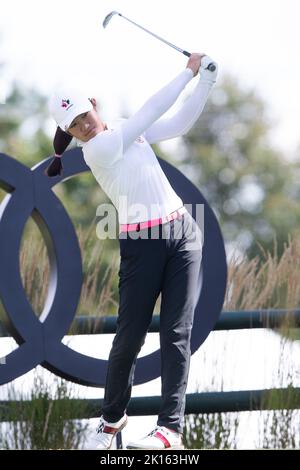 August 25, 2022: Lucy Lin putts the green on the 12th hole in the ...