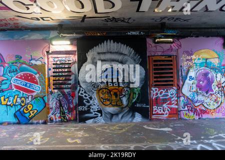 © Jeff Moore - Street art murals paying tribute the late Queen ...