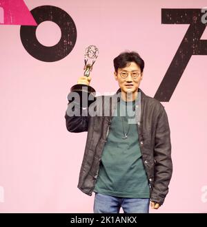 Hwang Dong-hyuk poses in the winner's room with the creator tribute ...