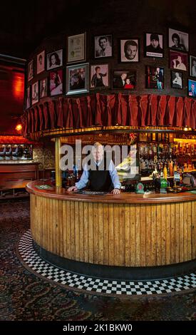 The Palm Tree Pub Landlord Alf , Mile End, London, England, UK Stock ...