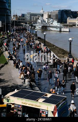 Queue for Her Majesty The Queen's Lying-in-State Stock Photo - Alamy