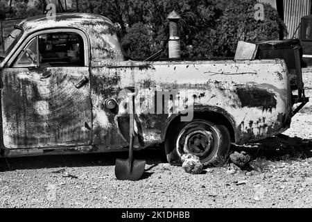 Old heritage rust ute truck vehicle in Lightning Ridge opal mine town ...