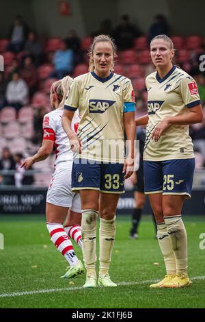 Melissa Koessler (TSG Hoffenheim, #25) im Zweikampf mit Ena Mahmutovic ...