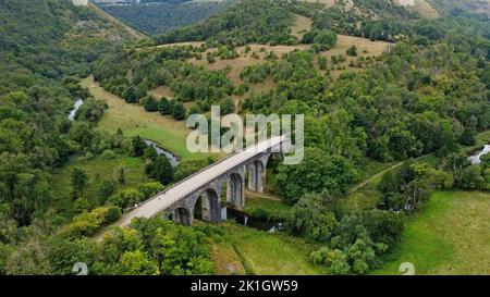 Headstone Viaduct, at Monsal Head, on the Monsal Trail walking ...