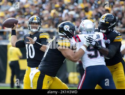 Pittsburgh Steelers quarterback Mitch Trubisky warms up before an NFL ...